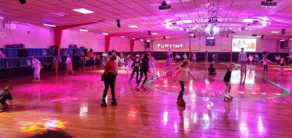 FUNTIME SKATELAND OF CLINTON - Updated December 2025 - 12 Photos - 931 ...