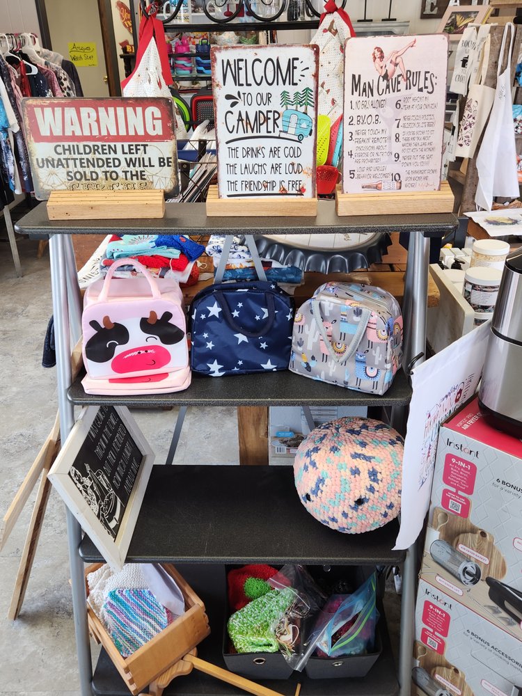 THE COUNTRY NICHE - Updated July 2025 - 111 N Division St, Stuart, Iowa ...