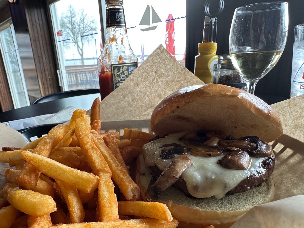 THE EDGE PUB AND EATERY ON LAKE WISSOTA - Updated December 2024 - 31 ...