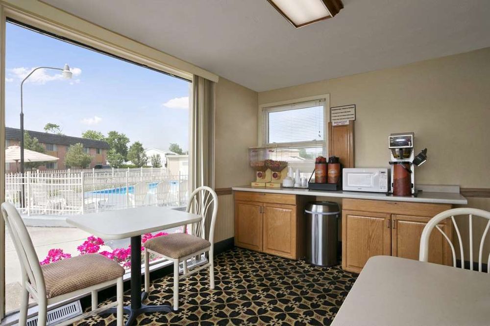 HOWARD JOHNSON EXPRESS INN - SANDUSKY MILAN RD with 16 Reviews & 28 ...