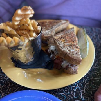 THE FRIENDLY TOAST - Updated December 2025 - 1243 Photos & 1916 Reviews ...