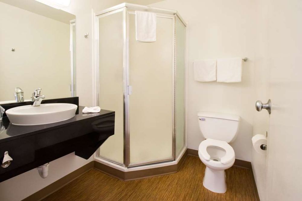 MOTEL 6 - Updated January 2026 - 54 Photos & 33 Reviews - 325 SE Nye ...