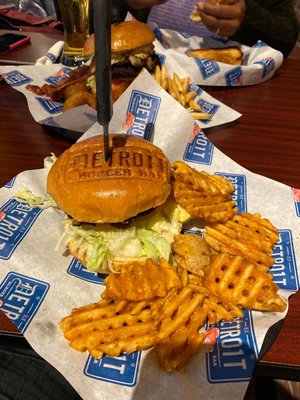 OLD DETROIT BURGER BAR - 86 Photos & 154 Reviews - 27 E 14 Mile Rd ...