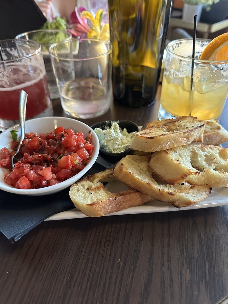 SALUT WINE AND COCKTAIL LOUNGE - Updated February 2025 - 26 Photos & 24 ...