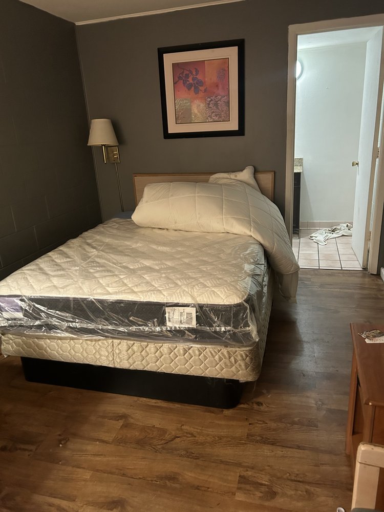 SUPER 7 INN - Updated July 2025 - 19 Photos - 13100 Veterans Memorial ...