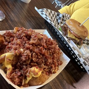 THE SHERIFF BURGER - Updated July 2024 - 100 Photos & 102 Reviews ...