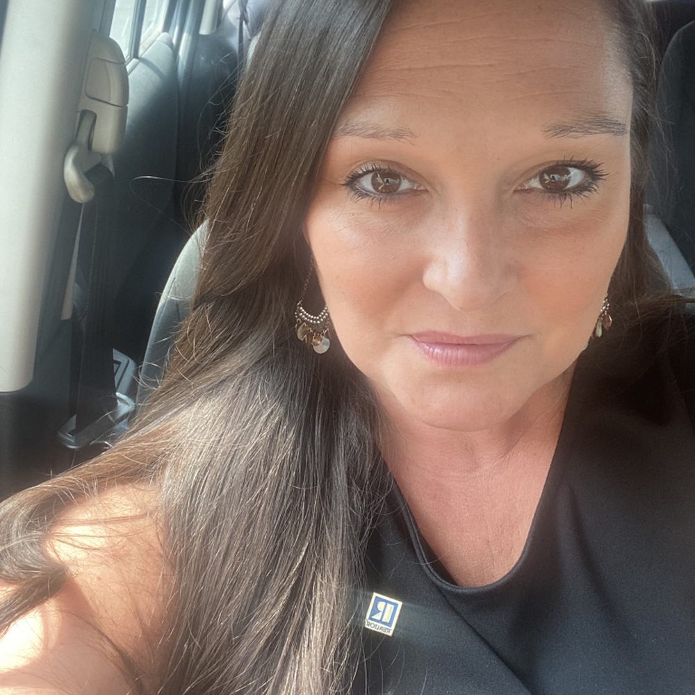 Molly Weeks's Instagram, Twitter & Facebook on IDCrawl