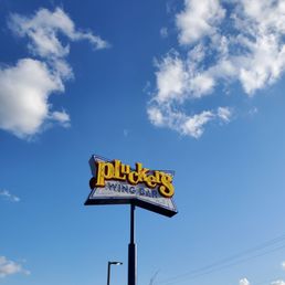 PLUCKERS WING BAR - LANDMARK - Updated July 2025 - 583 Photos & 821 ...