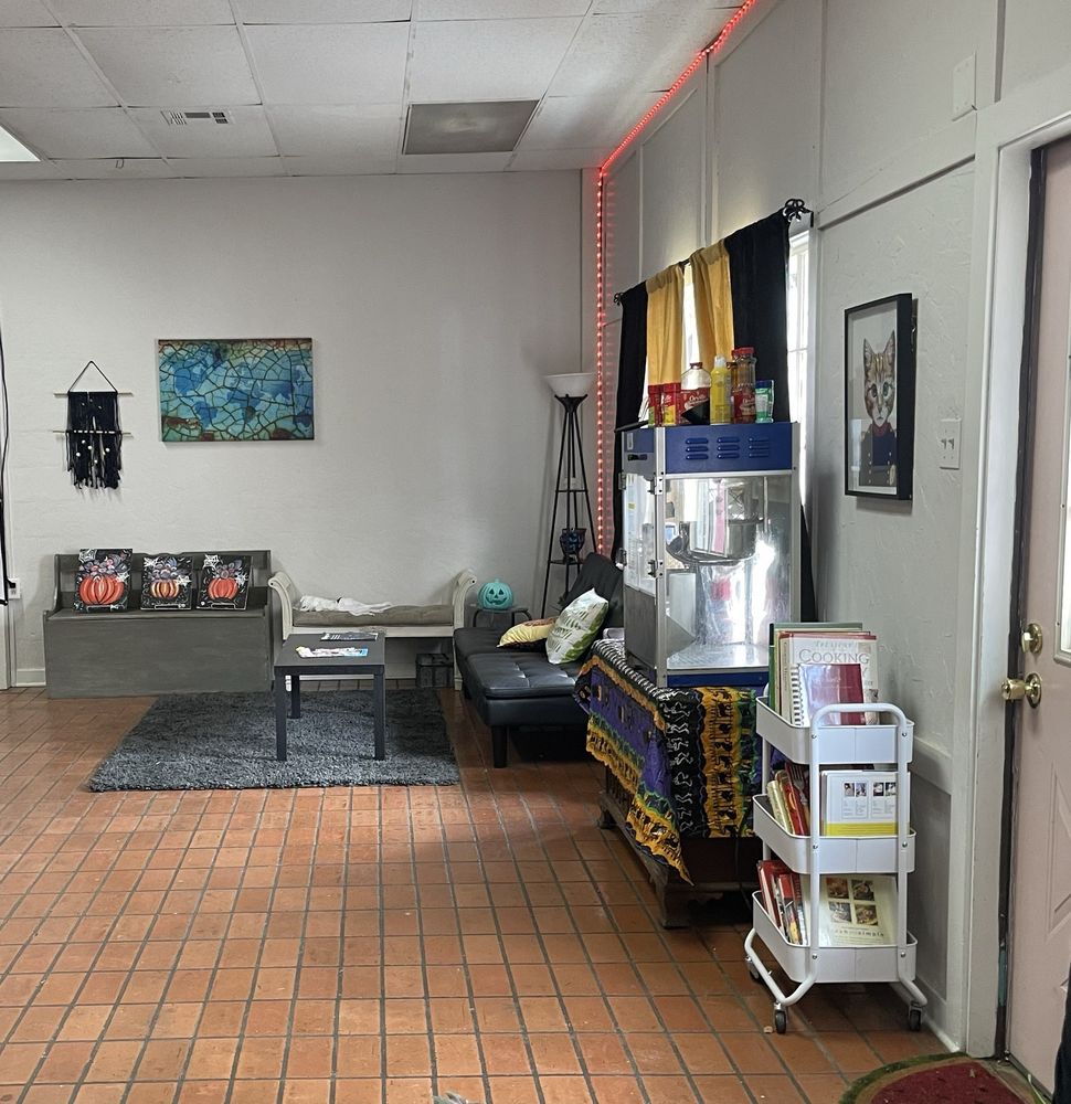 THE TWISTED BOOKMARK - Updated August 2025 - 1118 N Pine St, DeRidder, Louisiana - Bookstores ...