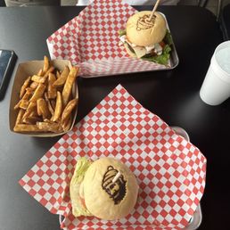 BURLY BURGER - Updated October 2025 - 71 Photos & 98 Reviews - 1077 W ...