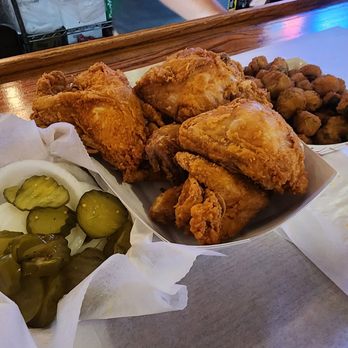 EISCHEN’S BAR - Updated October 2024 - 496 Photos & 387 Reviews - 109 S ...