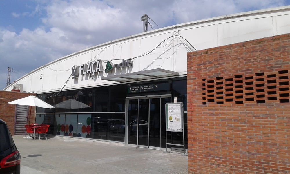 ESTACIÓN DE TRENES FLAÇÀ - Plaça de l'Estació del Carrilet, s/n, Flaçà ...
