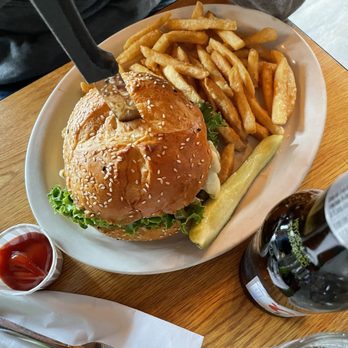 PIKE PLACE BAR & GRILL - Updated May 2025 - 361 Photos & 590 Reviews ...