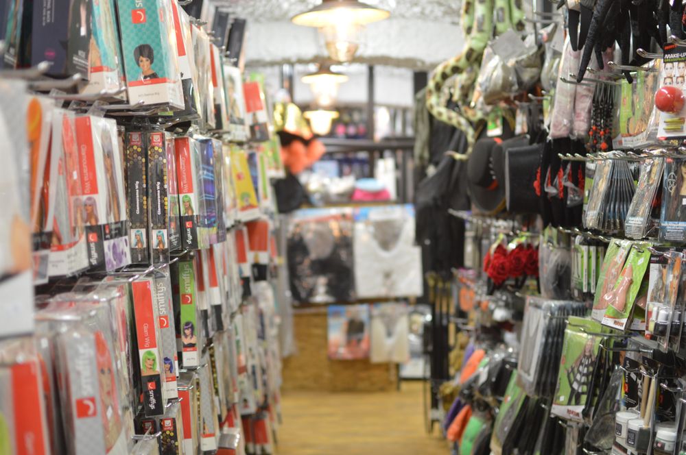 PTÁKOVINY MÍRÁK - Rumunská 21, Praha, Czech Republic - Costumes - Phone ...