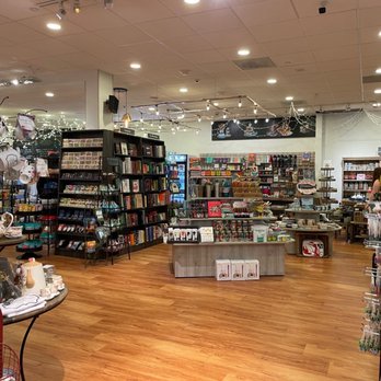 BROOKLINE BOOKSMITH - Updated June 2025 - 146 Photos & 500 Reviews ...