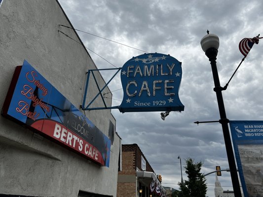 BERT’S CAFE - Updated October 2025 - 55 Photos & 56 Reviews - 89 S Main ...