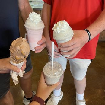 LITTLE RED BARN ICE CREAM CAFE - Updated November 2024 - 117 Photos ...