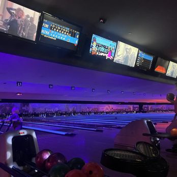 PINZ BOWLING KITCHEN + BAR - Updated August 2024 - 265 Photos & 748 ...