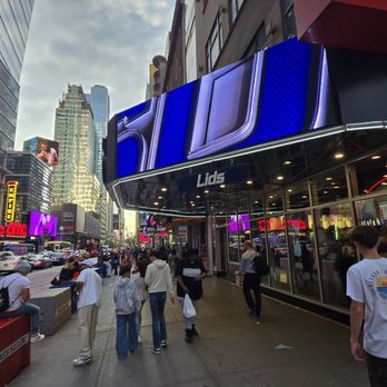 LIDS - Updated December 2025 - 28 Photos & 39 Reviews - 243 W 42nd St ...