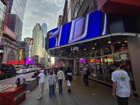 LIDS - Updated January 2026 - 28 Photos & 38 Reviews - 243 W 42nd St ...