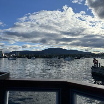 DINGHY DOCK PUB - Updated December 2025 - 37 Photos & 41 Reviews - 8 ...