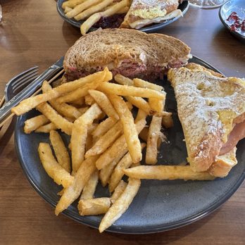 GRAIN & GROG AMERICAN TAVERN - Updated December 2024 - 34 Photos & 21 ...