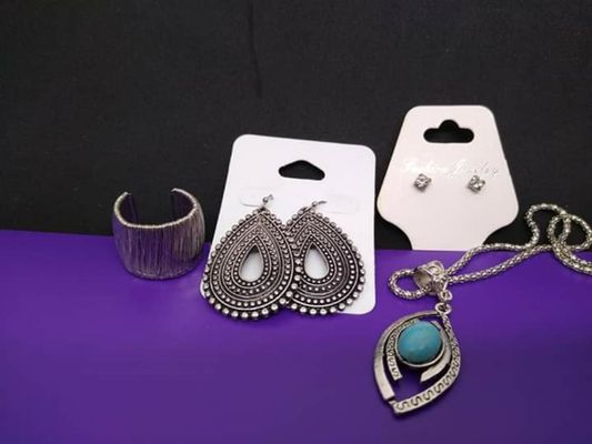 ALEIGHA TREASURE CHEST - Updated December 2024 - 45 Photos - 14017 ...