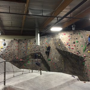 HANGAR 18 - EAST RIVERSIDE - 18 Photos & 54 Reviews - 2111 Iowa Ave ...