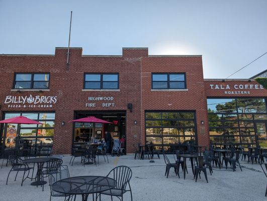 BILLY BRICKS PIZZA & ICE CREAM - Updated July 2025 - 82 Photos & 17 ...