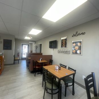 TIFFANYS UPTOWN - Updated December 2025 - 11 Photos - 121 E 2nd St ...