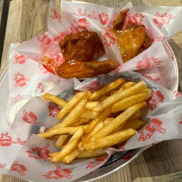 WINGBUCKET - Updated December 2025 - 559 Photos & 630 Reviews - 1200 ...