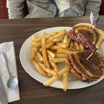 AMERICAN HOST RESTAURANT - 338 Photos & 414 Reviews - 113 N I St ...