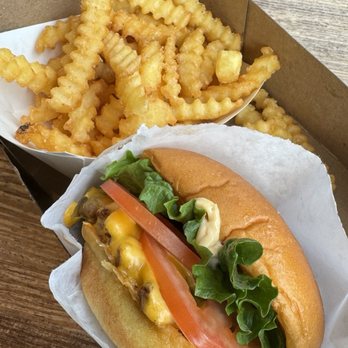 SHAKE SHACK VALLEY FAIR - Updated July 2024 - 760 Photos & 600 Reviews ...
