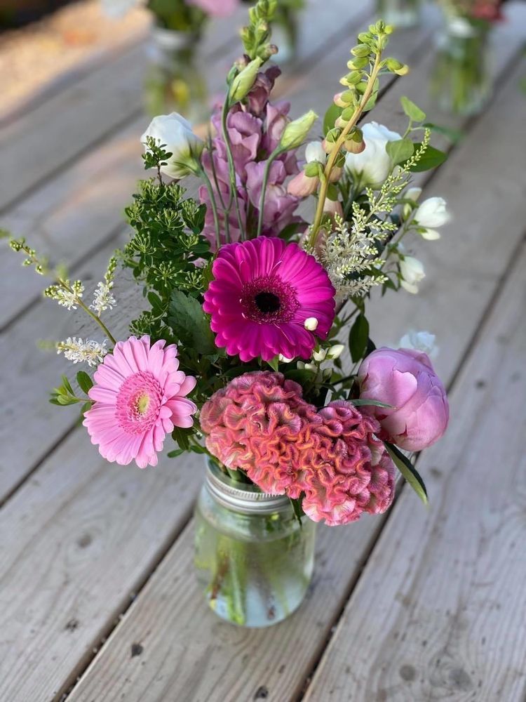 DAHLIA MAY FLOWER FARM - Updated September 2024 - 1226 Stockdale Rd ...