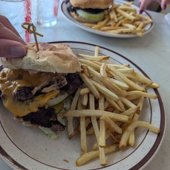 GOLD BURGER DINER - Updated December 2025 - 151 Photos & 129 Reviews ...