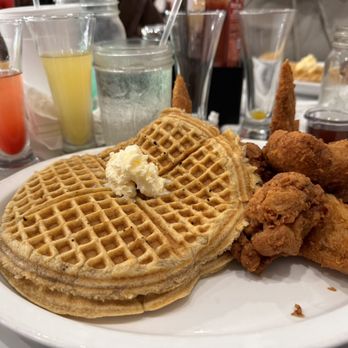 KUZZOS CHICKEN & WAFFLES - Updated July 2024 - 688 Photos & 779 Reviews ...