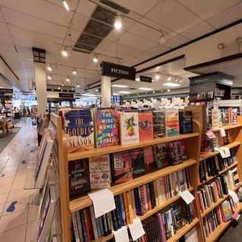 SCHULER BOOKS - Updated December 2025 - 44 Photos & 65 Reviews - 2513 ...