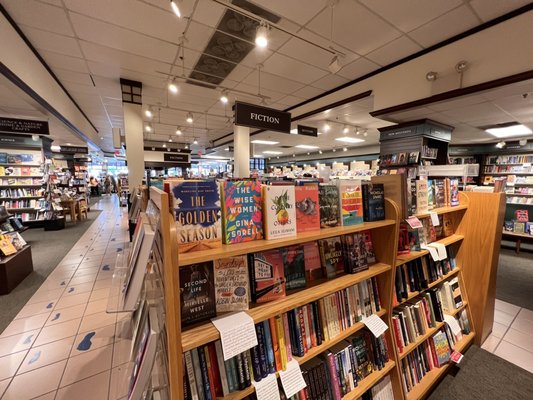 SCHULER BOOKS - Updated January 2026 - 44 Photos & 65 Reviews - 2513 ...