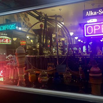 HUGGIN’ MOLLY’S - Updated April 2025 - 117 Photos & 92 Reviews - 129 ...