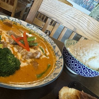 YUM YAI STREET THAI - Updated April 2025 - 152 Photos & 113 Reviews ...