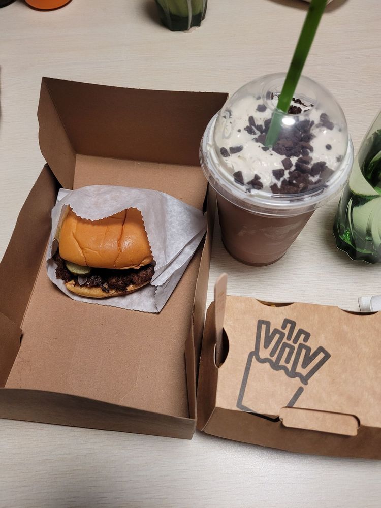 SHAKE SHACK NOVI - Updated July 2025 - 16 Photos & 10 Reviews - 43335 ...