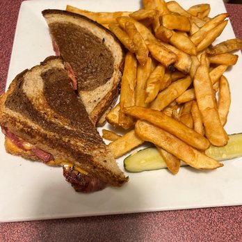 COURTHOUSE BAR AND GRILLE - Updated January 2025 - 74 Photos & 150 ...