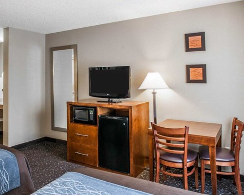 COMFORT INN SOUTH - Updated July 2024 - 53 Photos & 25 Reviews - 5040 S ...