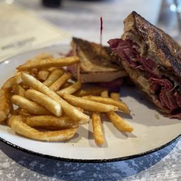 RED ROCK CAFE AND SPORTS BAR - Updated December 2025 - 182 Photos & 122 ...