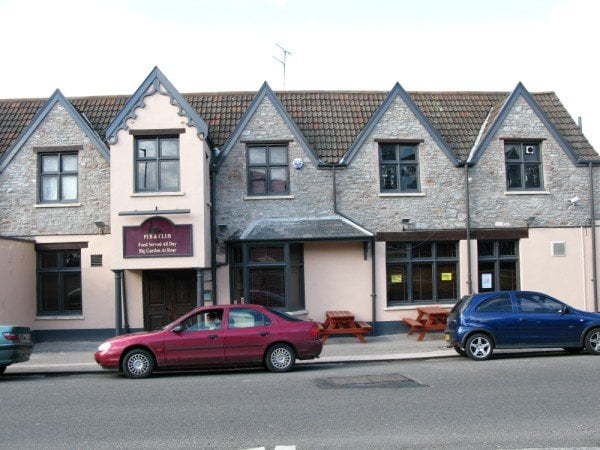 BLACK SWAN - Updated August 2024 - 13 Reviews - 438 Stapleton Road ...