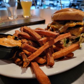 STATION 101 PUB & KITCHEN - Updated December 2025 - 306 Photos & 402 ...