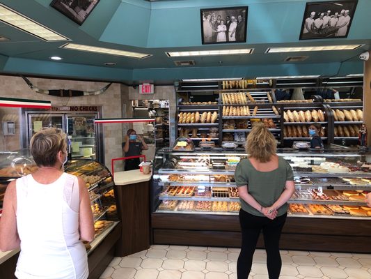 CAPUTO’S PASTRY SHOPPE - Updated June 2024 - 53 Photos & 60 Reviews ...