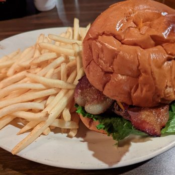 MIDDLE ROAD INN - Updated December 2025 - 64 Photos & 99 Reviews - 1822 ...