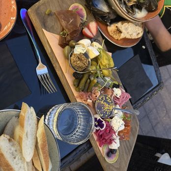 THE RABBIT HOLE - Updated January 2026 - 46 Photos & 40 Reviews - 208 ...