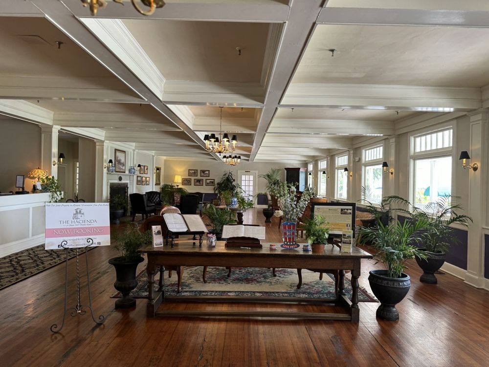 LAKESIDE INN - Updated February 2026 - 293 Photos & 247 Reviews - 100 N ...